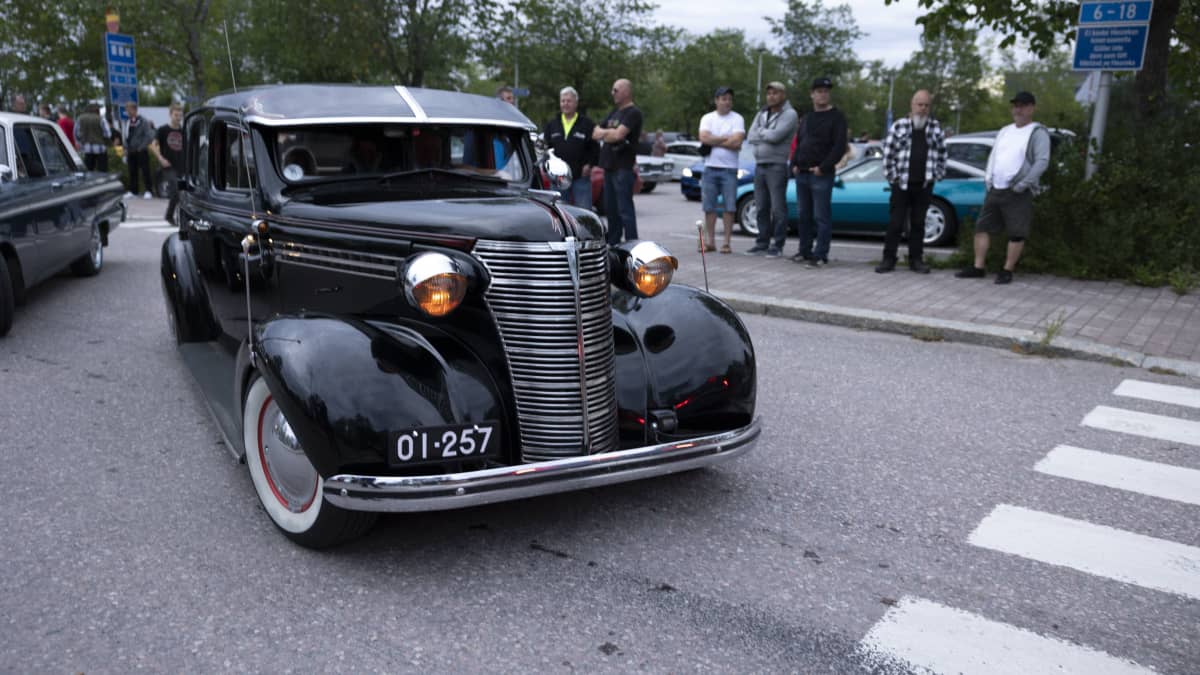 Autot kokoontuvat satojen katsojien edessä vantaalaisella ...