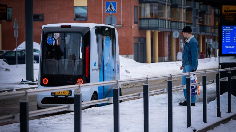 Tampereen liikenteessä 20 kilometrin tuntivauhdilla kulkevat ...
