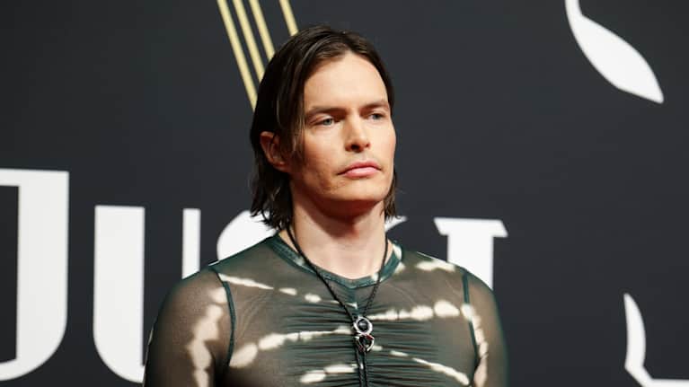 Kimalletta ja läpikuultavaa kangasta – katso 10 upeaa asua Jussi-gaalasta | Kulttuuri | Yle