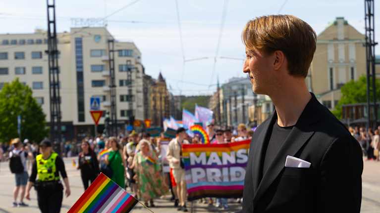 Ilmari Nurminen julisti sateenkaarirauhan Tampereelle – sen teki nyt ...