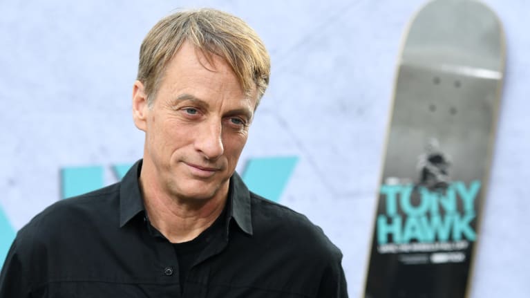 Arisa Trew, 13, teki skeittaushistoriaa Tony Hawkin katsellessa ...