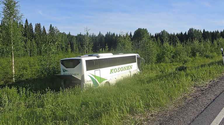 Traktori osui linja-auton kylkeen ohitustilanteessa ja linja-auto ...