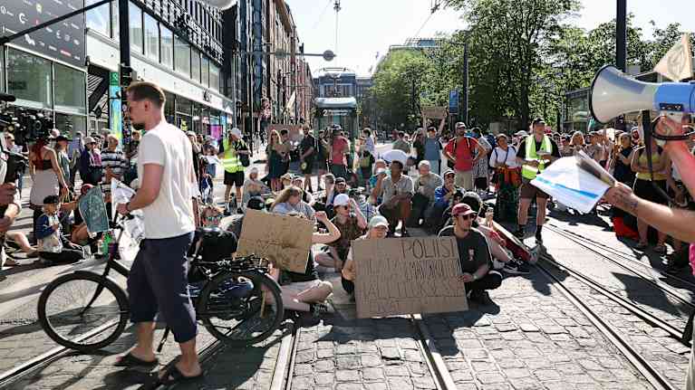 Helsinki police carry away Greta Thunberg and 'dozens' of environmental ...