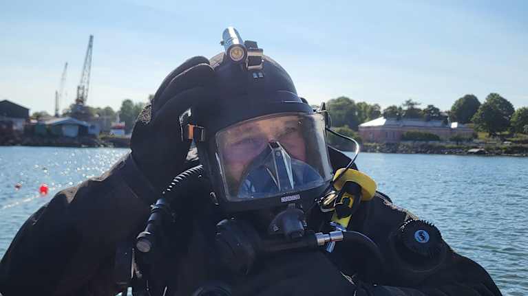 Archaeologists examine mysterious wreck off Suomenlinna | Yle News | Yle