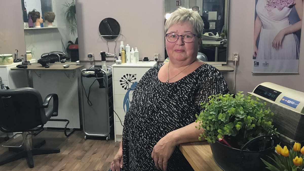Kampaaja Heli Aho tinkii vuokramatoistakin, että asiakkailla olisi ...