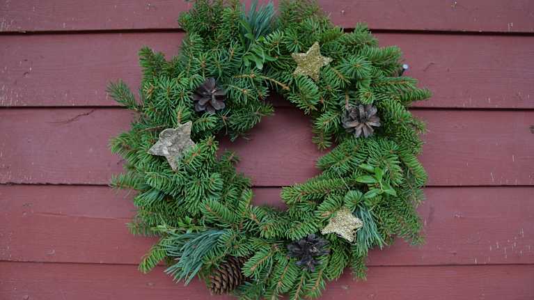 Att binda kransar är en tillsammansgrej | Hobby och hantverk | Svenska Yle