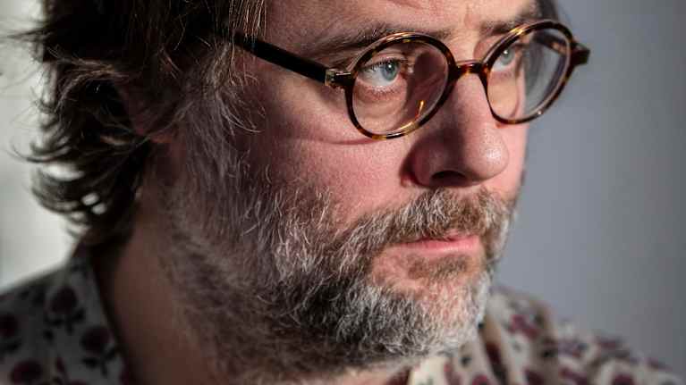 Recension: Martin Högstrand skriver klaustrofobiskt om att vara ung och ...