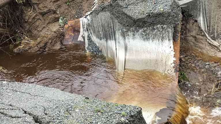 Tulva nielaisi Raija Kattilakosken pihatien, ja nyt perhe on motissa ...