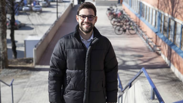 Nuori nainen käytti vuosia voidakseen hymyillä kauniisti – tutkija: Hollywood-hymy tulee Suomeen ...