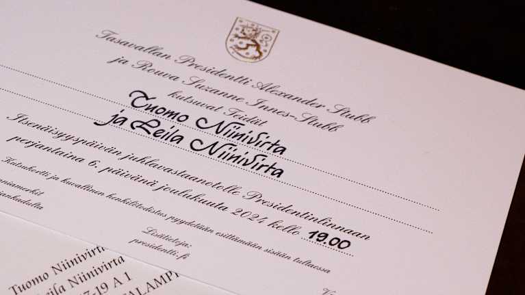 Kaikkien Linnan juhlien kutsukorttien takana on salaperäinen henkilö ...