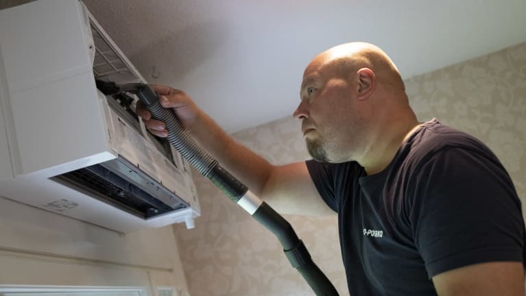 Ilmalämpöpumppu tarvitsee säännöllistä huoltoa – likainen sisäyksikkö ...