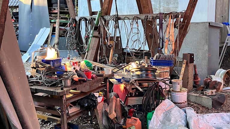 I sin verkstad gör prästen Tom Hellsten bilvrak till kördugliga bilar ...