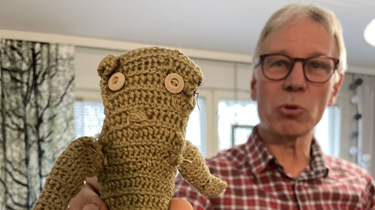 Eläköitynyt putkiasentaja Jyrki Lipponen opetteli tekemään sukat ja on ...