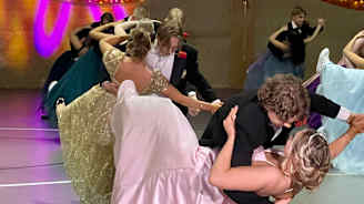 Näin vanhat tanssivat ympäri Suomea – asuissa nousi esiin kaksi trendiä ...