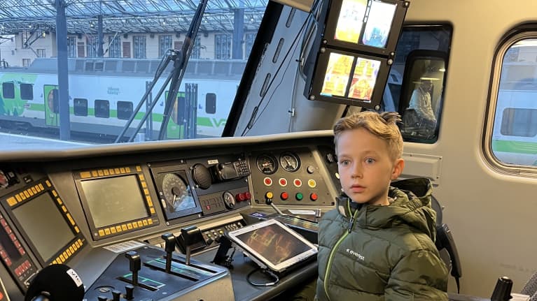 Meeri Länkelin, 5, oli innoissaan lasten omasta junapäivästä, jossa junan ohjaamo saavutti ...
