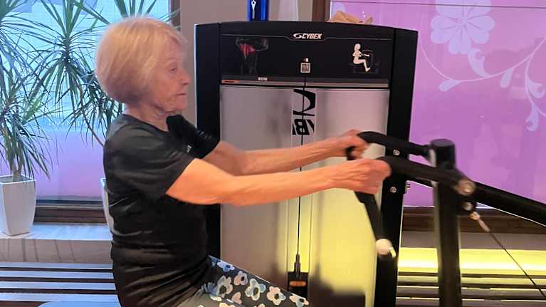 Anna-Lena Backman är över 80 och tränar upp till tre gånger i veckan ...