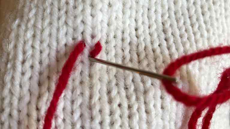 Lär dig sy maskstygn och brodera bort dina misstag eller få det att se ut som flerfärgsstickning ...