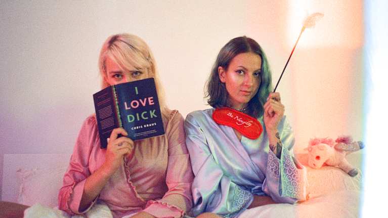 I säng med Ronja & Taika - podden som krossar patriarkatet och gör det ...