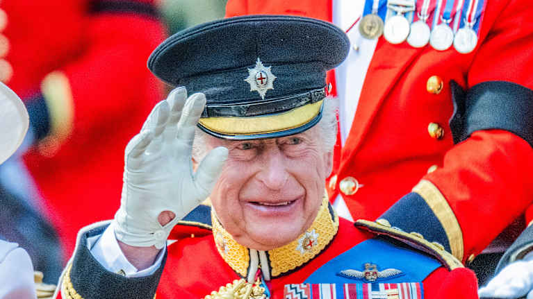 Kuningas Charles piti hiljaisen hetken lentoturmassa kuolleiden ...