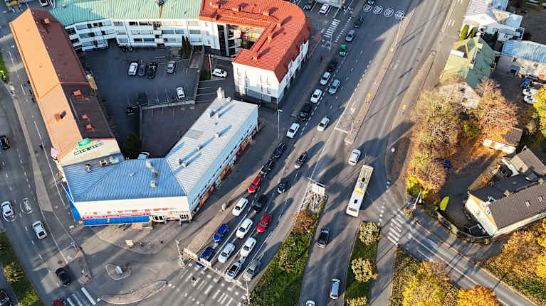 Ylen kuvaama video näyttää, miten outo risteys aiheuttaa ...