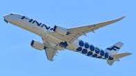 Finnairin A350-lentokone lentää ilmassa aurinkoisessa säässä.