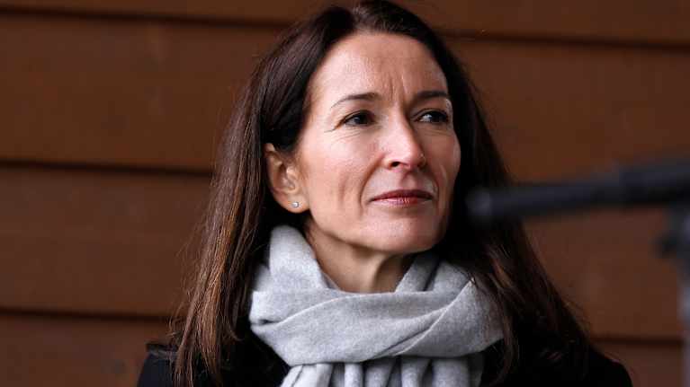 Suzanne Innes-Stubb säväyttää kestävällä, kuninkaallisella ...