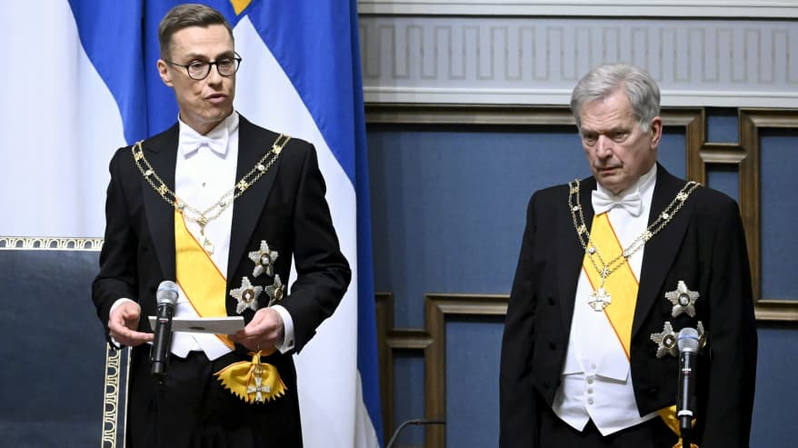 Tämä kuva näyttää hetken, kun Alexander Stubbista tuli presidentti ...
