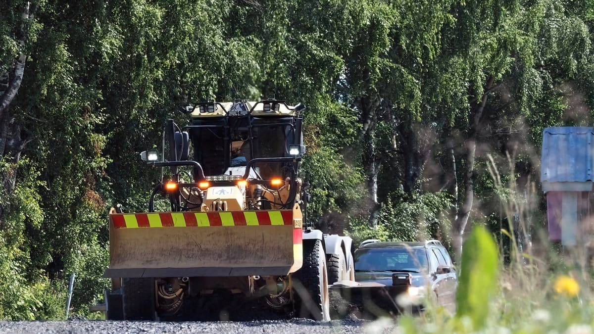Kylätien kestopinta vaihtui soraksi, koska se tulee halvemmaksi ...