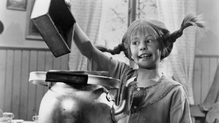 Sonja och Janne tävlar om vem som kan boka den kändaste gästen till ...