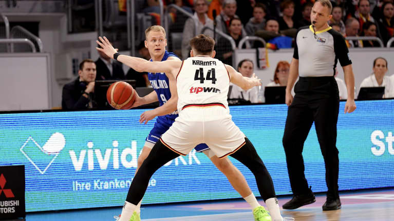 Koripallomaajoukkueen voittosarja MM-karsinnoissa napsahti poikki ...