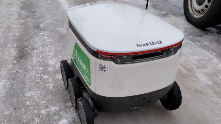 Food delivery robot crashes into car, flees scene of accident | Yle ...