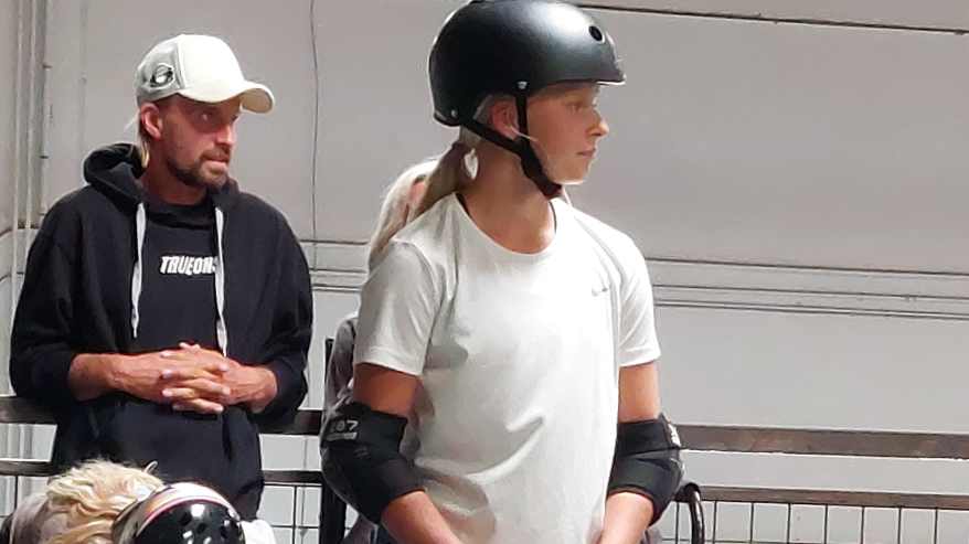 Ympäri maailmaa reissaava Heili Sirviö, 13, elää poikkeuksellista ...