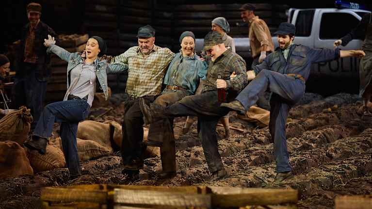 ”Ooppera ei ole vain sitä, että 200 ihmistä seisoo nahkasaappaissa ...