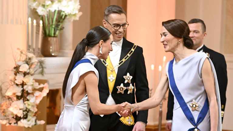 Slottsbalen 2025: Sanna Marin anlände i silver och KAJ i björklövs ...