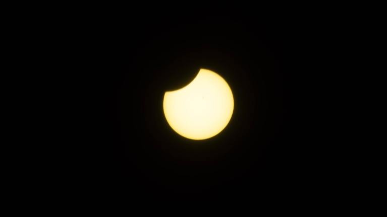 Katso video: Harvinainen täydellinen auringonpimennys ihastutti Pohjois ...