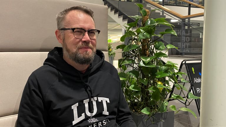 Professori väläyttää tekoälyn vievän ajassa tulevaisuuteen: "Pystymme ...