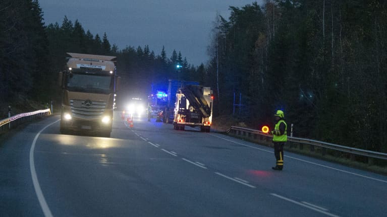 Kaksi henkilöä kuollut henkilöauton ja rekan välisessä kolarissa ...