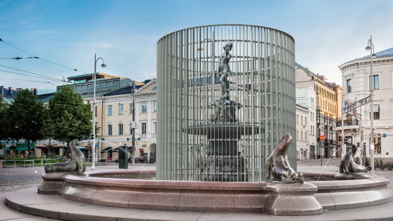 Havis Amanda ska skyddas mot firare med ett 5,5 meter högt stålstaket ...
