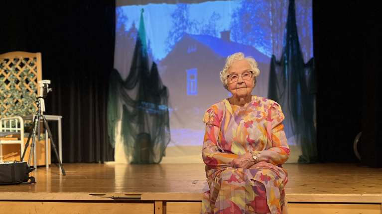 Näyttelijä Suoma Kuosma, 95, ei kaipaa kuiskaajan apua – ohjaaja: ”Hän ...