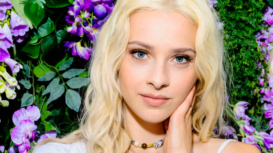 Aliisa Syrjä on poptulokas, joka haluaa pitää kiinni ...