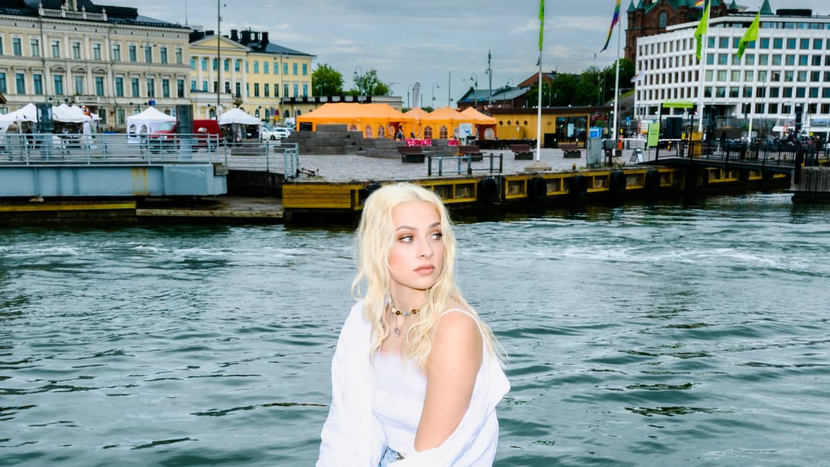 Aliisa Syrjä on poptulokas, joka haluaa pitää kiinni ...