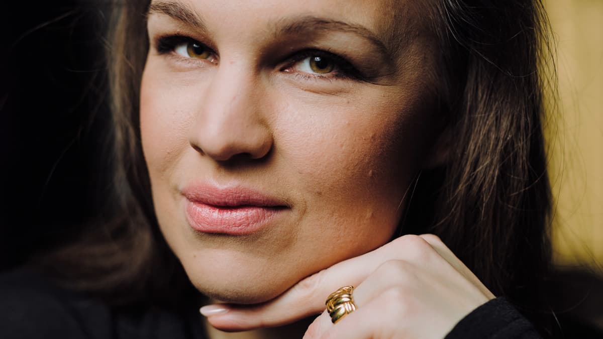 Yli sata pukua Linnan juhliin suunnitellut Katri Niskanen muistetaan ...