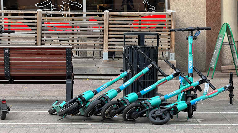 Tampere rajoitti sähkö­potku­lautojen käyttöä – nyt Tier vaatii ...