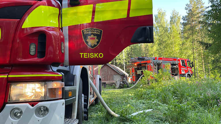 Orivedellä palaa reilu hehtaari maastoa, sammutustyöt jatkuvat iltaan ...