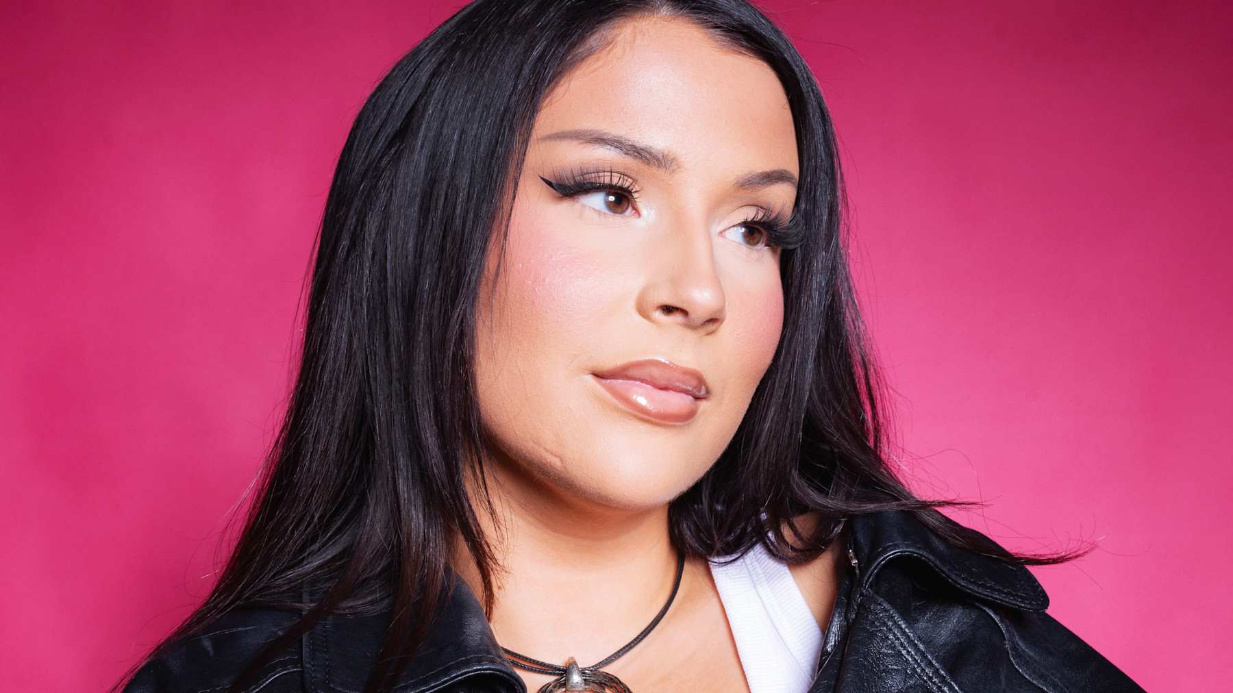 Nollarimuotia rakastava artisti Sara Bee haluaa karistaa vuosikymmenen ...