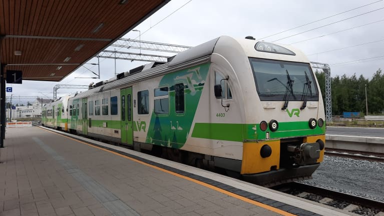 Junaraiteen päälle kaatunut puu katkaisi sähköt Seinäjoen asemalta ...