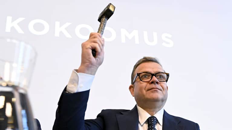 Kokoomuksen puoluekokouksessa puheenjohtaja käyttää kokousnuijaa.