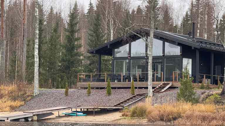 Vuokramökin laiturilla soitettiin sähkökitaraa ja huudeltiin rivouksia ...