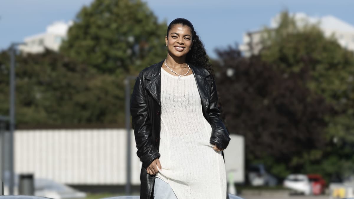Musikaalitähti Yasmine Yamajako poltti hiuksensa karrelle, jotta ne ...