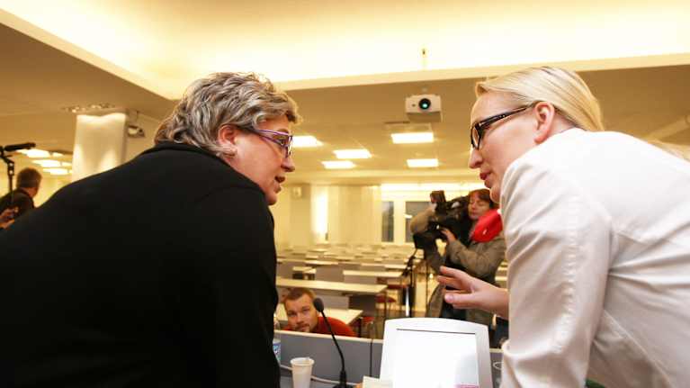 Minna Helle on lasikattojen rikkoja, joka ihastuttaa ja vihastuttaa ...